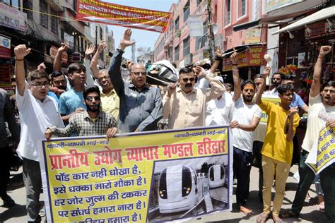 पॉड कार रूट के विरोध में व्यापारियों ने निकाली मेट्रो रेल कॉर्पोरेशन की