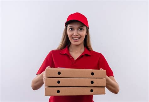 Lächelndes Junges Liefermädchen Das Rote Uniform Und Kappe Hält Die
