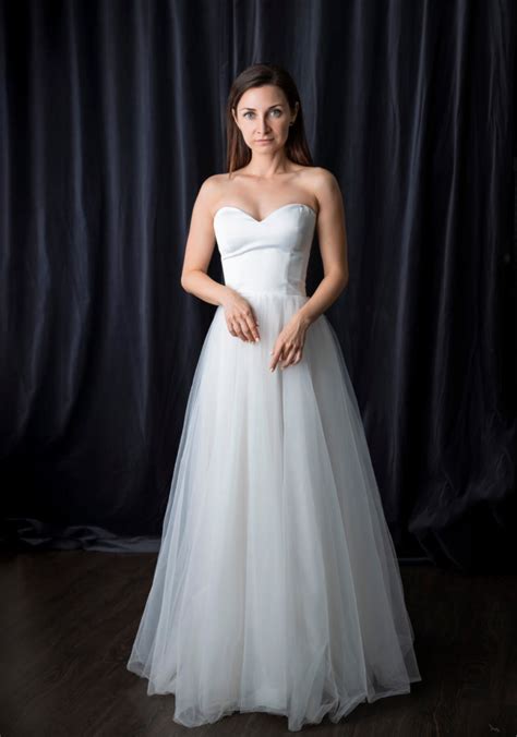 Минималистичное белое платье на корсете Ева в аренду в Москве | YesDress