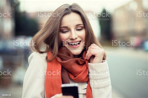 여자 문자 메시지입니다 근접 촬영 행복 미소 밝은 아름 다운 여자 소녀 모바일 휴대 전화 읽기 Sms를 보내는 보고 풍경 야외