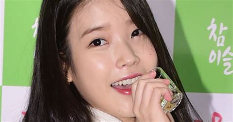 [포토엔]아이유 마이크 대신 술잔 들고 노래~
