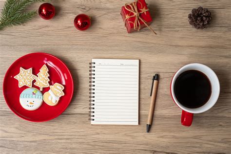 빈 노트북 블랙 커피 컵 크리스마스 쿠키와 나무 테이블에 펜 상단 보기 및 복사 공간 Xmas 새해 복 많은 새해 목표 해상도