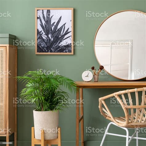 나무 사이드 보드 침대 거울 그림 및 세련된 개인 액세서리가있는 현대적인 인테리어 디자인의 우아한 세부 사항 녹색 벽 포스터를