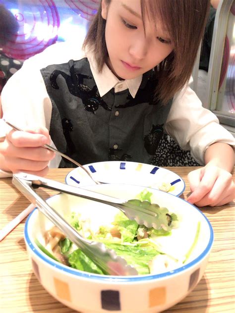 サイゼで喜ぶ彼女 ①喜んでる ②寝転んでる ③実は野菜が苦手 ④実は彼女ではない サイゼで喜ぶ彼女 るるるん Pxy1dx0c3gavsvd