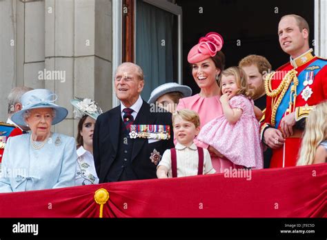 Die Britische Königsfamilie Erscheinen Auf Dem Balkon Des Buckingham