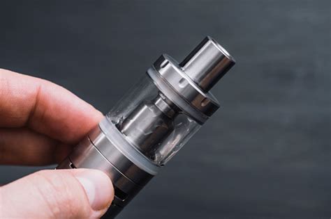 남자 손 Vape 장치 배경 증기의 구름에 표시 됩니다 Vape 개념 톤 담배에 대한 스톡 사진 및 기타 이미지 담배 모드