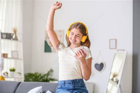 在家听音乐的少女高清图片下载 正版图片504577528 摄图网