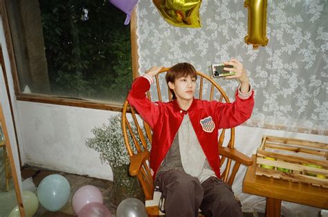 Atbo Community Posts 셀카 찍는 모습을 📸 Baehyunjun