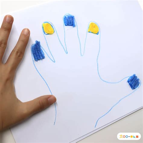 털실로 꾸민 손톱 차이의 놀이