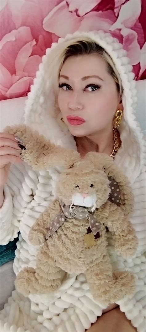 Charming Mature Slut With A Mysterious Look And Naked Cunt 18 Nude