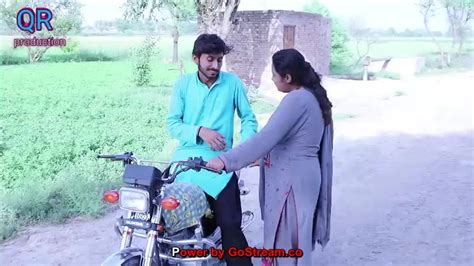 Viral Videos گاؤں کی خوبصورت لڑکی ۔۔لڑکے سے موٹر سائیکل چلانا سیکھ رہی ہے
