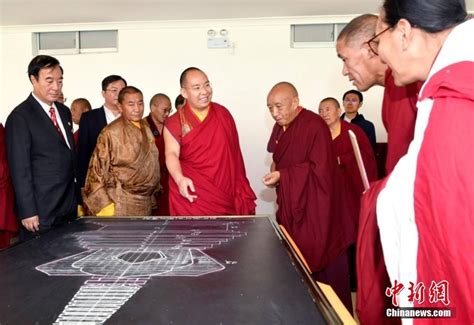 班禅在西藏佛学院讲经 并为僧众举行长寿灌顶 搜狐大视野 搜狐新闻