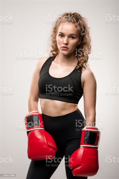 검은 색 트랙 수트와 카메라 앞에 서있는 빨간 권투 장갑을 입은 금발 소녀 가냘픈에 대한 스톡 사진 및 기타 이미지 가냘픈