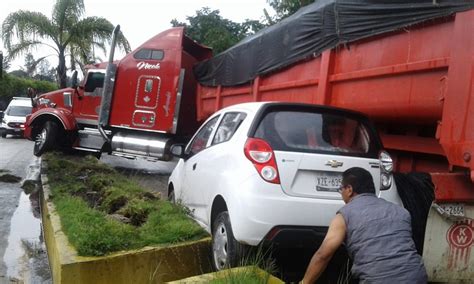 Video Cuatro vehículos se accidentan en la carretera Xalapa Coatepec