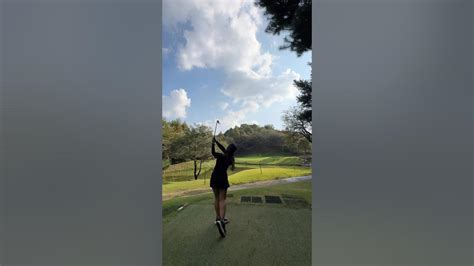 회원님 웨지샷은 이렇게하시는거예요 시범보이는데 우리 회원님 마지막에ㅋㅋㅋ진짜 사랑스러워😍 ️ klpga정혜윤프로 여자프로골퍼