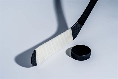 아이스 하 키 스틱 그리고 고립 된 흰색 배경 겨울 게임에 하 키 선수를 위한 장비에 퍽 0명에 대한 스톡 사진 및 기타 이미지 Istock