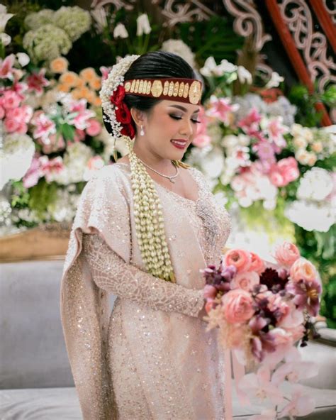 Pesona Baju Pengantin Wanita Adat Batak Toba