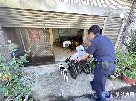 外籍看護熱暈了 警推輪椅送老婦返家 蕃新聞