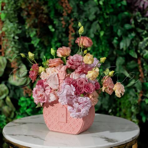 Розова Чанта Lv с цветя