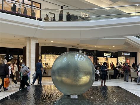 Fountain At The Mall At Short Hills In New Jersey Editorial Photo