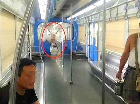 地铁女青年忽然发狂，咬伤老人后怪叫跪地脱衣舔血