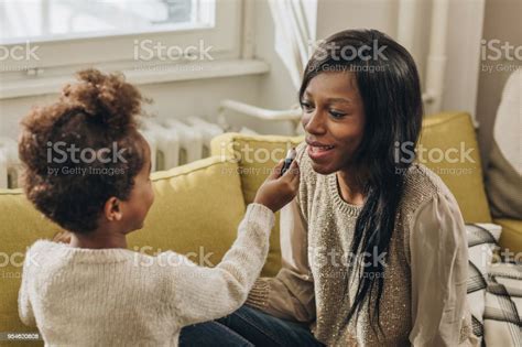 아프리카계 미국인 어린 소녀 그녀의 어머니의 입술에 립스틱을 적용 립밤에 대한 스톡 사진 및 기타 이미지 립밤 아이 입술