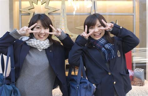 人物、日本人、女性、10代、学生、高校生、女子高生、制服、マフラー、友達、2人、屋外、街、町、秋、冬、通学、下校、笑顔、元気、上半身、vサイン