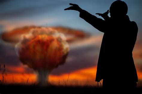 O Conceito De Um Ataque Nuclear Silhueta De Um Homem De Terno Piscando