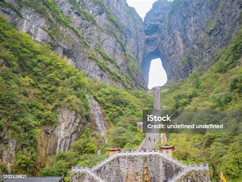 中國張家界市天門山國家公園天門洞天門山 湖南張家界市中國旅遊目的地 照片檔及更多 中國 照片 中國 中國文化 亞洲 Istock