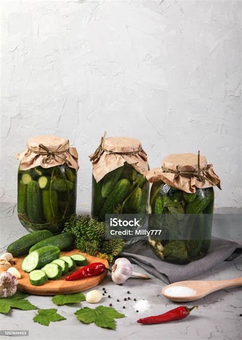 발효 오이 다진 오이 고추 마늘 소금을 콘크리트 배경에 넣고 있는 3개의 항아리 개념에 대한 스톡 사진 및 기타 이미지 개념 개념과 주제 건강한 식생활 Istock