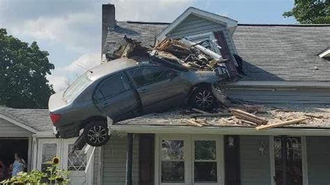 Car Crashes Into Second Floor Of Pennsylvania Home Bbc News