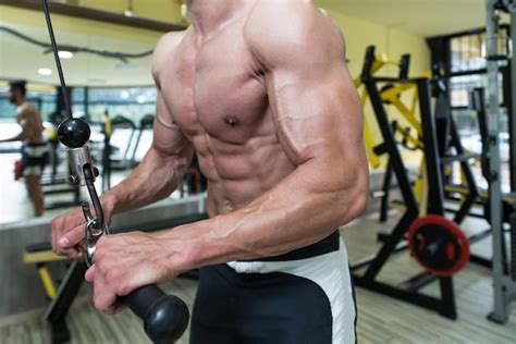Jovem Fisiculturista Exercita Tríceps Na Academia Ele Está Realizando
