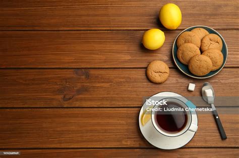 나무 테이블에 뜨거운 물 쿠키 및 레몬의 세라믹 컵에 티백으로 평평한 구성을 놓습니다 텍스트를 위한 공간 0명에 대한 스톡 사진 및 기타 이미지 Istock