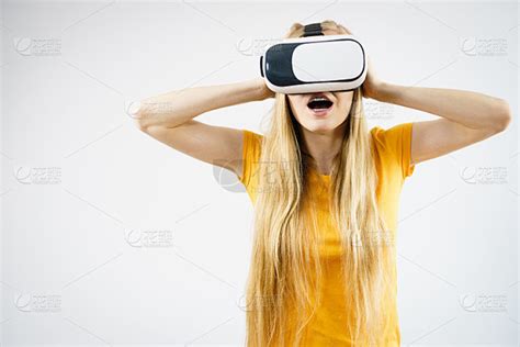 戴着虚拟现实眼镜的女孩。