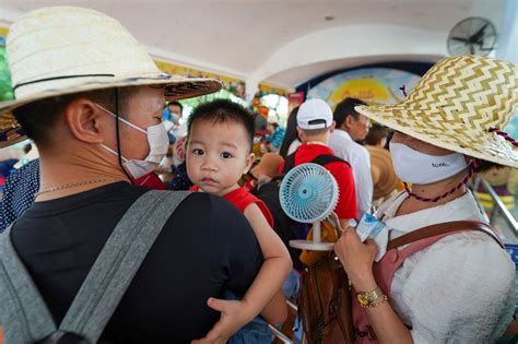 Du khách chen nhau đi chơi lễ 2 9 ở TP HCM