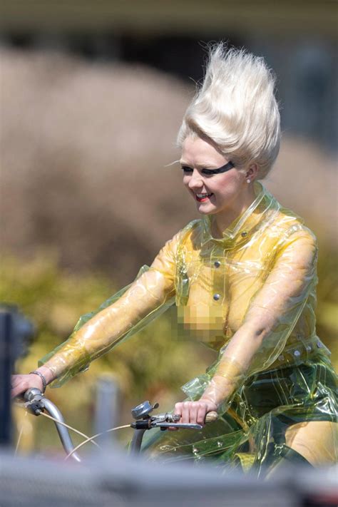 Maisie Williams Em Pistol