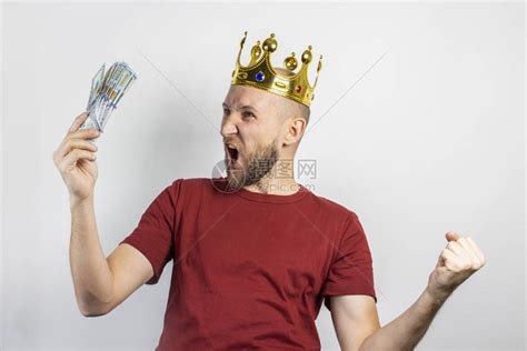 戴着金冠的年轻人手里拿着钱高清图片下载 正版图片504167704 摄图网