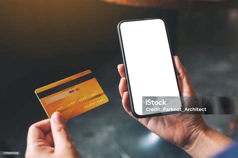 신용 카드와 빈 데스크톱 화면이있는 검은 색 휴대 전화를 들고있는 손 신용 카드에 대한 스톡 사진 및 기타 이미지 신용 카드 휴대전화 모형 Istock