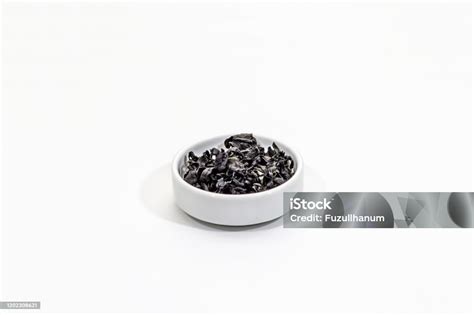 흰색 배경에 고립 된 건조 미역 해초 다시스 국을 요리하는 일본 전통 식재료인 말린 다시마 의 접시 0명에 대한 스톡 사진 및