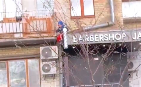 Хотів з мамою піти до крамниці у центрі Києва маленький хлопчик застряг на даху відео