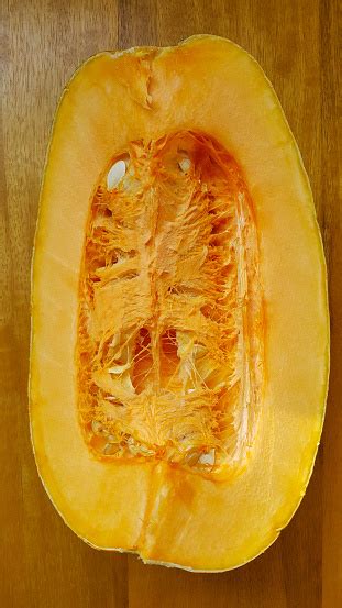 나무 테이블에 중간에 새겨진 커다란 호박 과일과 채소를 주제로 합니다 0명에 대한 스톡 사진 및 기타 이미지 0명 가을 건강한 식생활 Istock