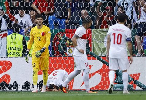 ＜欧州選手権 トルコ・ポルトガル＞前半、痛恨のオウンゴールに落胆するトルコ代表イレブン（ロイター） ― スポニチ Sponichi Annex