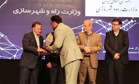 لوح سپاس «روابط عمومی برتر به مرکز ارتباطات و اطلاع رسانی وزارت راه و شهرسازی اعطا شد پایگاه