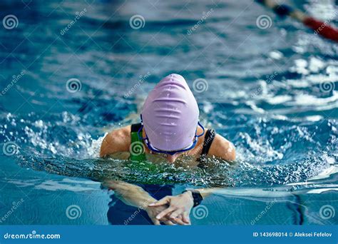 L Athl Te F Minin Dans Un Maillot De Bain Vert Noir Nage Dans Le Style