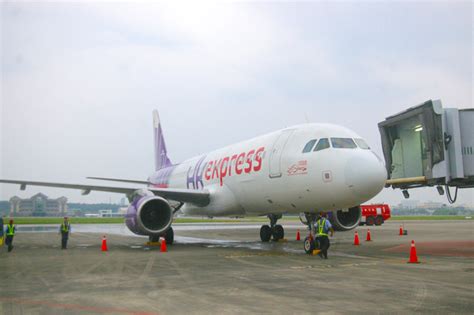 台北飛香港班機「機艙冒煙」急降落 機場戒備出動6救護車 兩岸 中時新聞網
