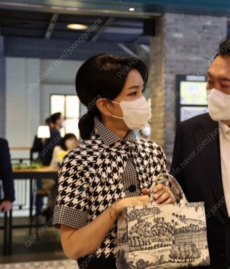 김건희 여사의 브리저튼 토트백 빌리언템 새제품 기타잡화관련용품 중고나라