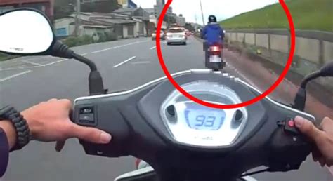 （落跑片）闖紅燈被警察追棄車落跑！ 騎士疑為越南籍男子警追查中