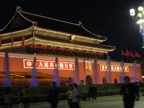 【携程攻略】北京天安门广场景点 每个国人心中都有一个天安门，庄严大气……白天和晚上的天安门有不同…