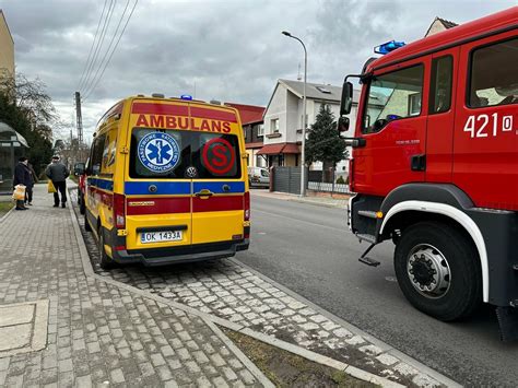 Kobieta zaatakowała opiekunkę Na miejscu straż pożarna policja i pogotowie ratunkowe