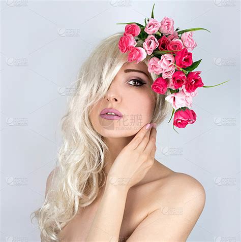 年轻的金发美女肖像